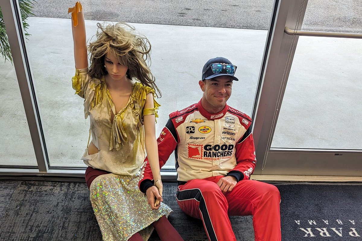 Vallende mannequin leidt tot opvallend moment IndyCar-race Barber