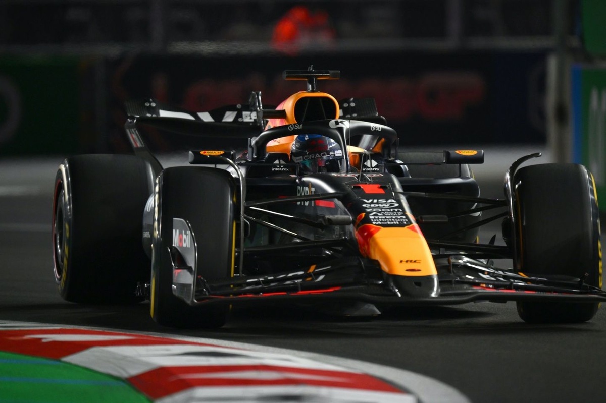 Max só 17º:RBR se vê 'emperrada' por asa traseira errada em Vegas