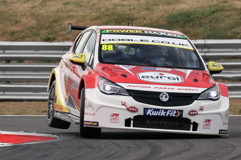 BTCC Snetterton: Doble fends off Sutton for maiden win in finale