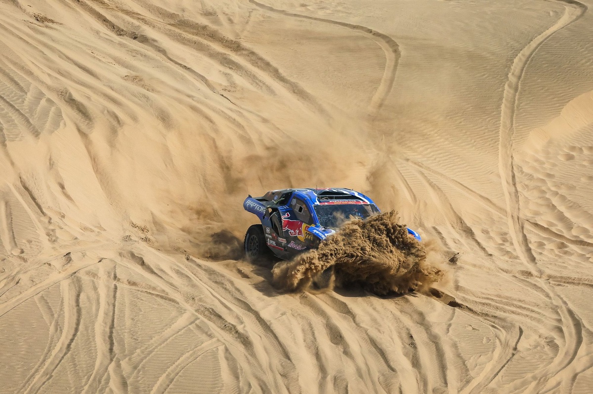 Ford's Nani Roma survives late crash and fuel drama to keep Dakar podium hopes alive