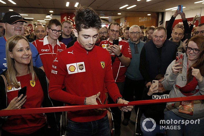 Leclerc kipróbálná magát a MotoGP-ben, de tart a Ferrari válaszától