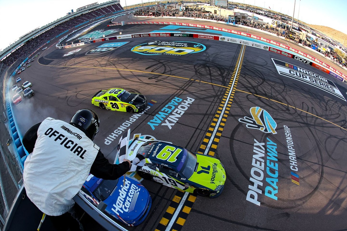 Fans miss NASCAR photo finish as local station cuts to commercial
