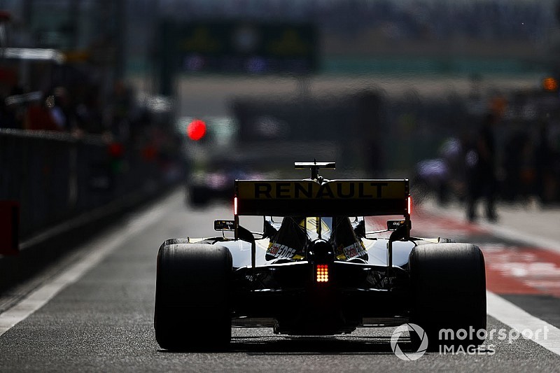 Ilyen, amikor egy F1-es autó szép lassan megadja magát: videó a Kínai ...