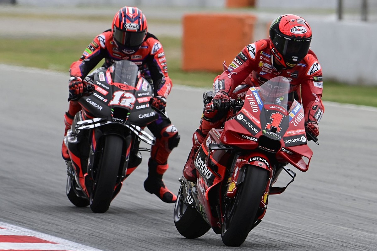 Bagnaia “scared” of 2009 Rossi/Lorenzo repeat with Vinales in Barcelona ...