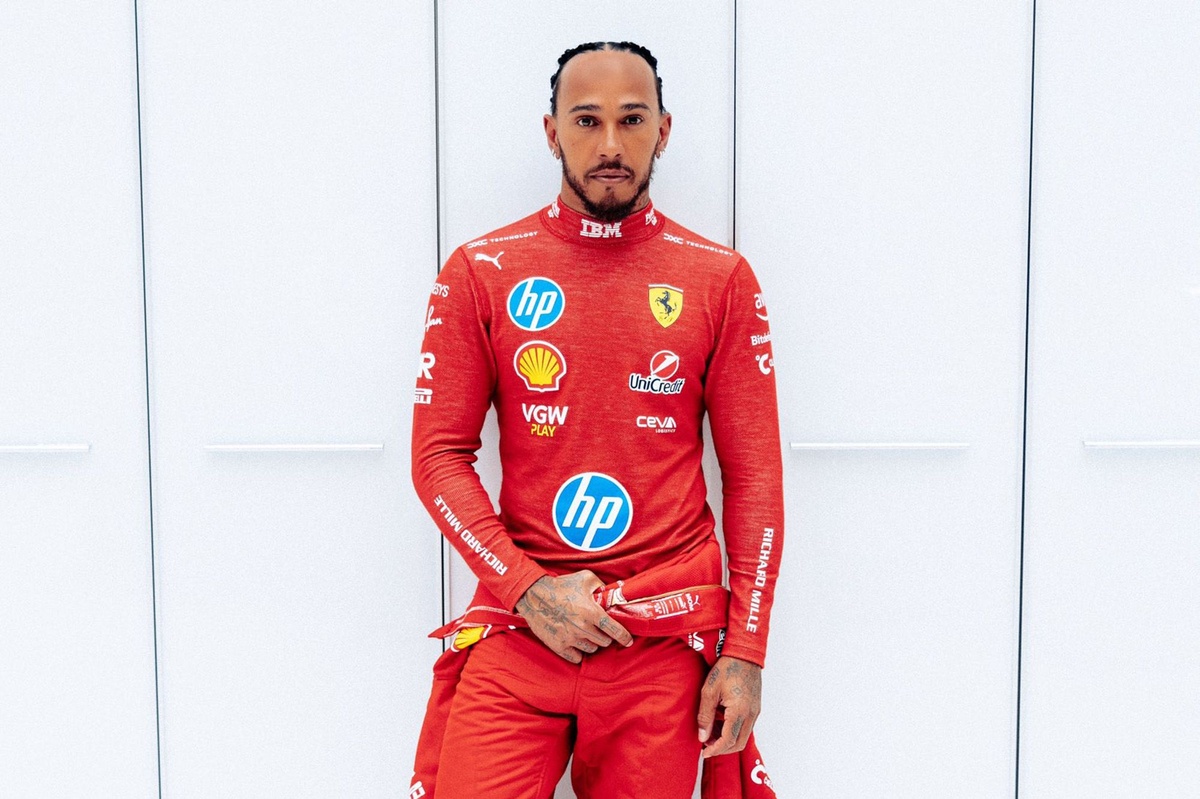 Hamilton showt nieuwe helm voor eerste F1-seizoen bij Ferrari