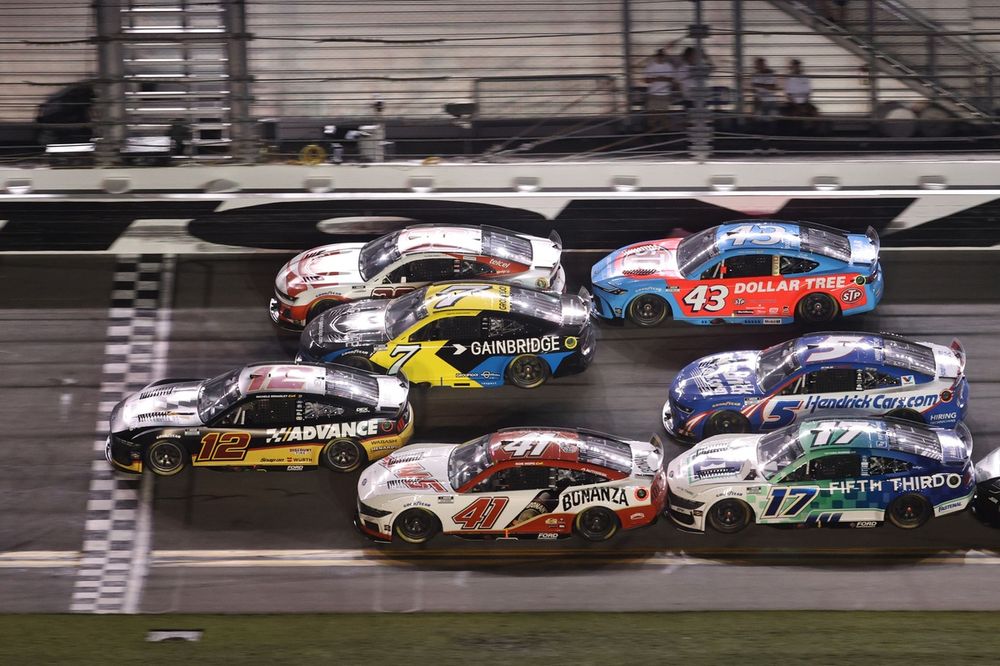 Ryan Blaney wins Daytona finale in four-wide photo finish