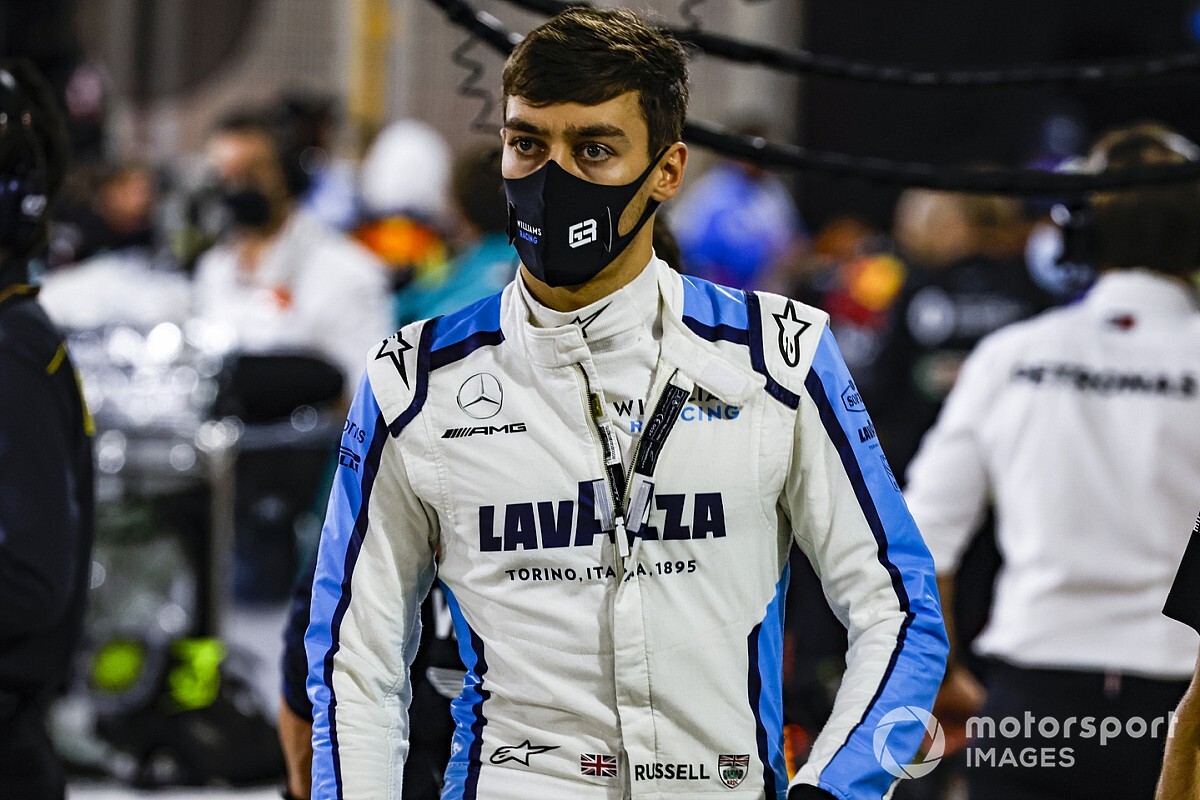 Russell Hamilton helyén? Tények és feltevések