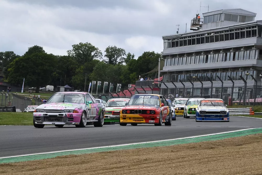 Retro tin-tops entertain at Brands Hatch London Historic Trophy event