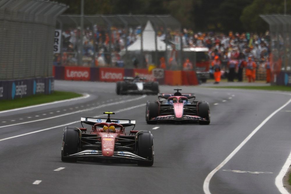 "Kínos", hogy Hamilton beragadt Albon mögé – állítja a szakértő