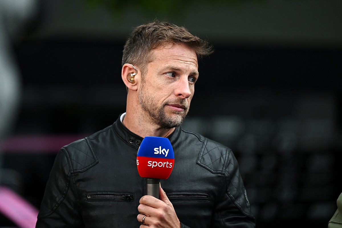 McLaren, podyum posterinde Button'a yer vermedi