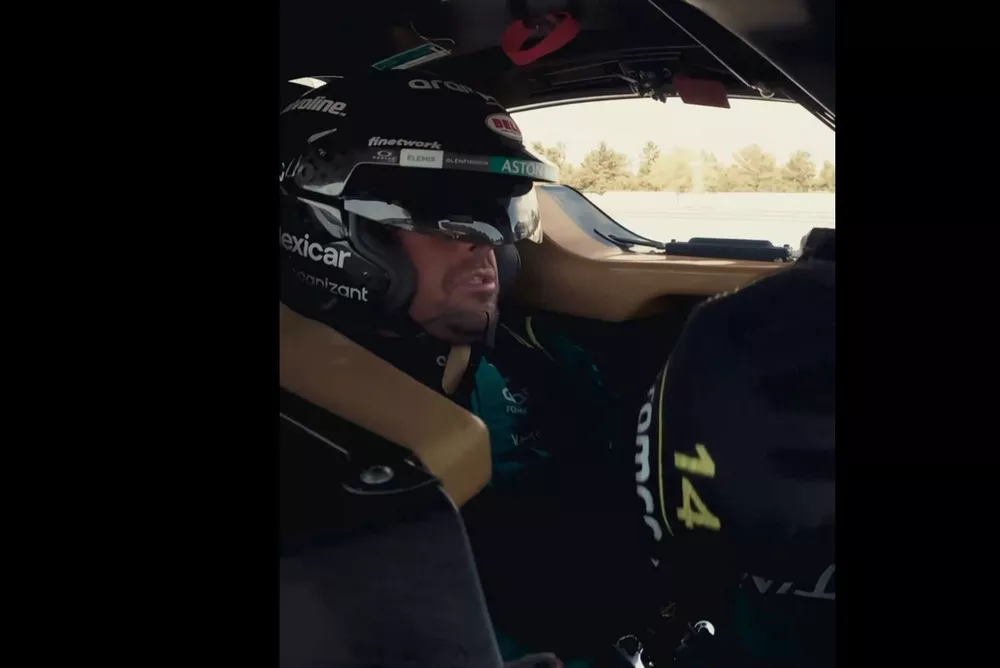 Vídeo: Alonso vuelve y disfruta en pista con el Aston Martin Valkyrie