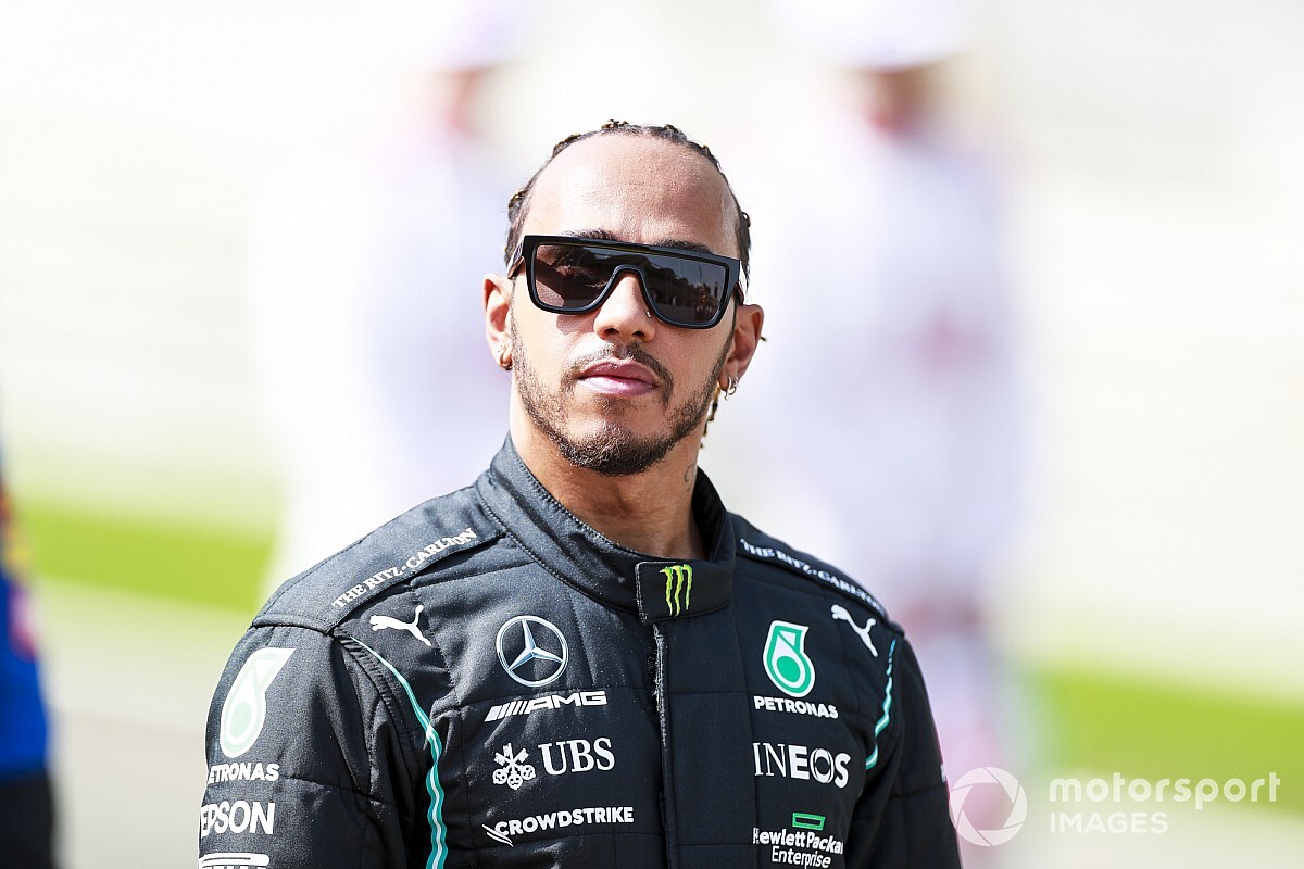 Russell: Hamilton a csúcson inthet búcsút a sportnak