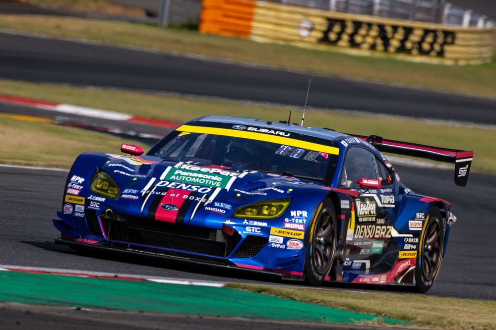 61号車スバル、悔しすぎる“今季初チェッカー”。もらい事故に作業違反、トラブルも……井口卓人「これまでもみんなで乗り越えてきた。また頑張りたい」