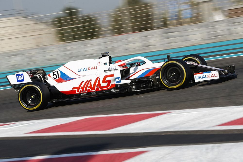 Haas F1 Team toont vrijdag met nieuwe livery glimp van 2022-auto