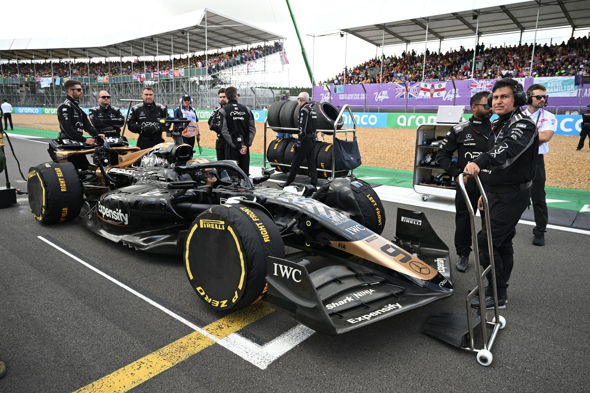 Mercedes helpt met F1-film: “Brad Pitt naar rijschool gestuurd”