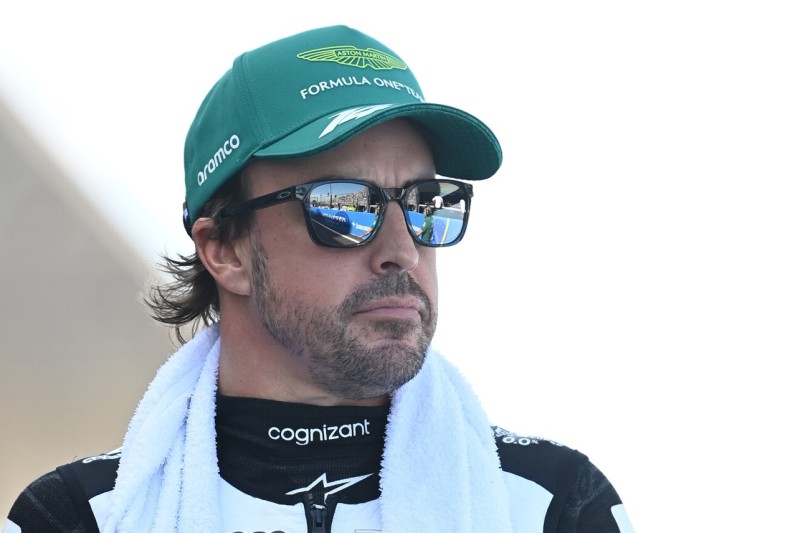 Fernando Alonso meckert am Funk: "Den Löwen vorgeworfen!"
