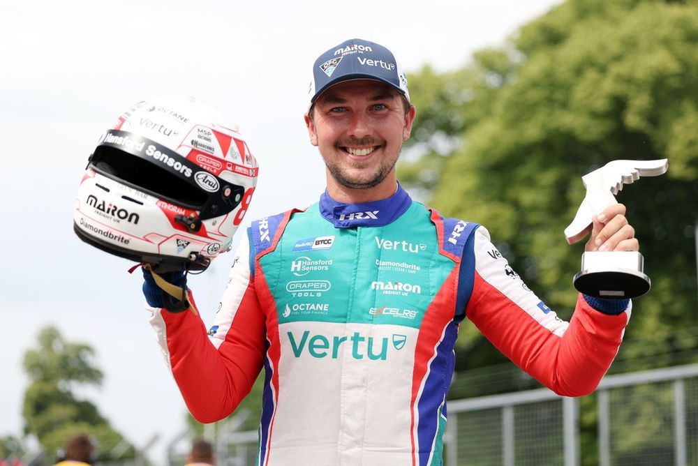 BTCC Oulton Park: Ingram sets stunning pole