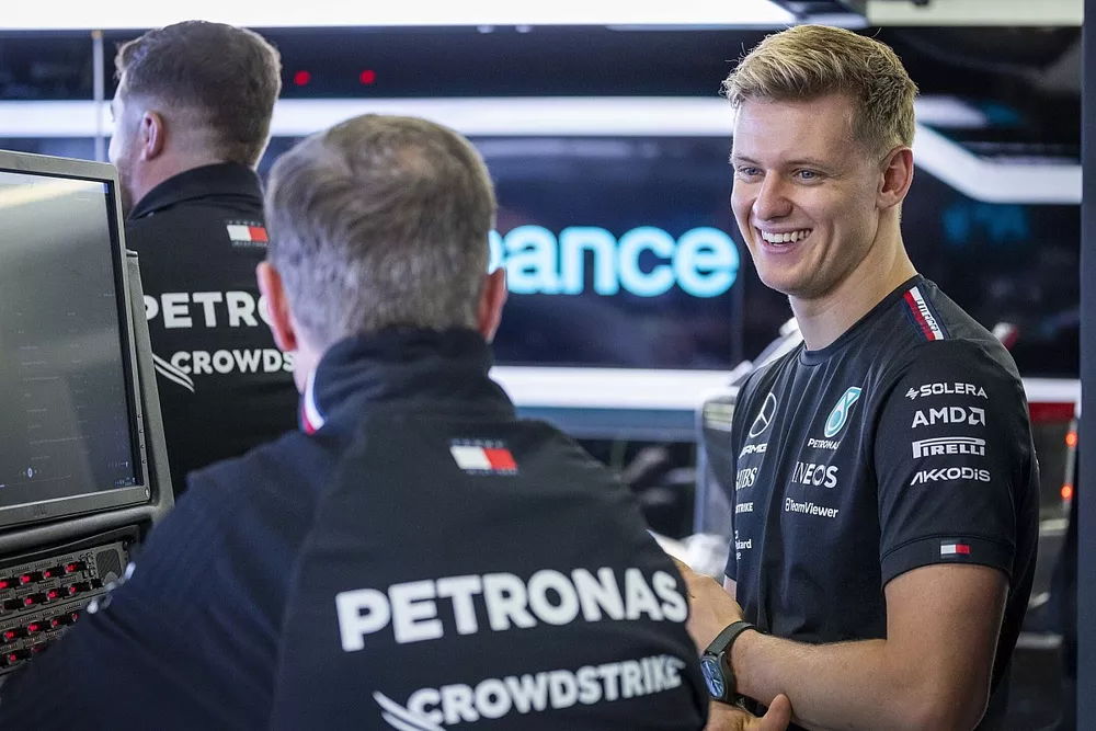 Hamilton et Russell saluent l'aide de Mick Schumacher à Barcelone