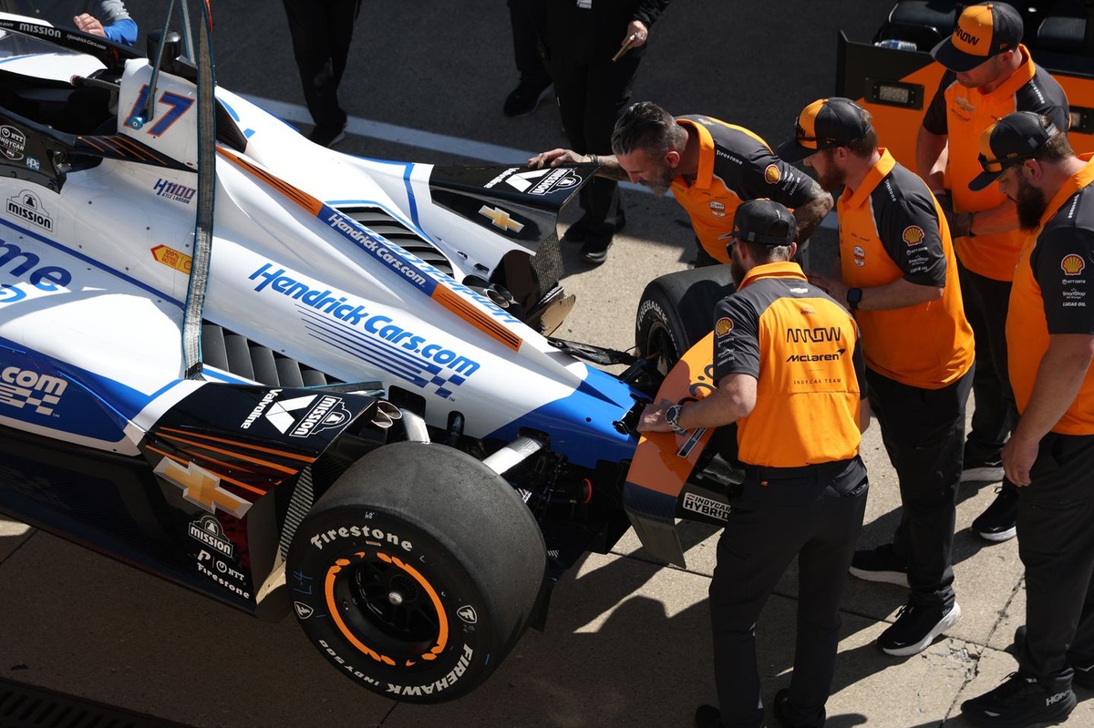 Kyle Larson crashes during mock qualifying run in Indy 500 practice