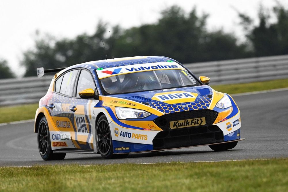 BTCC Thruxton: Sutton breaks win drought to regain championship lead