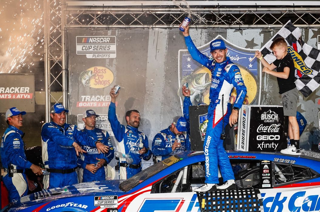 Larson dominates at Bristol; Truex eliminated from the playoffs