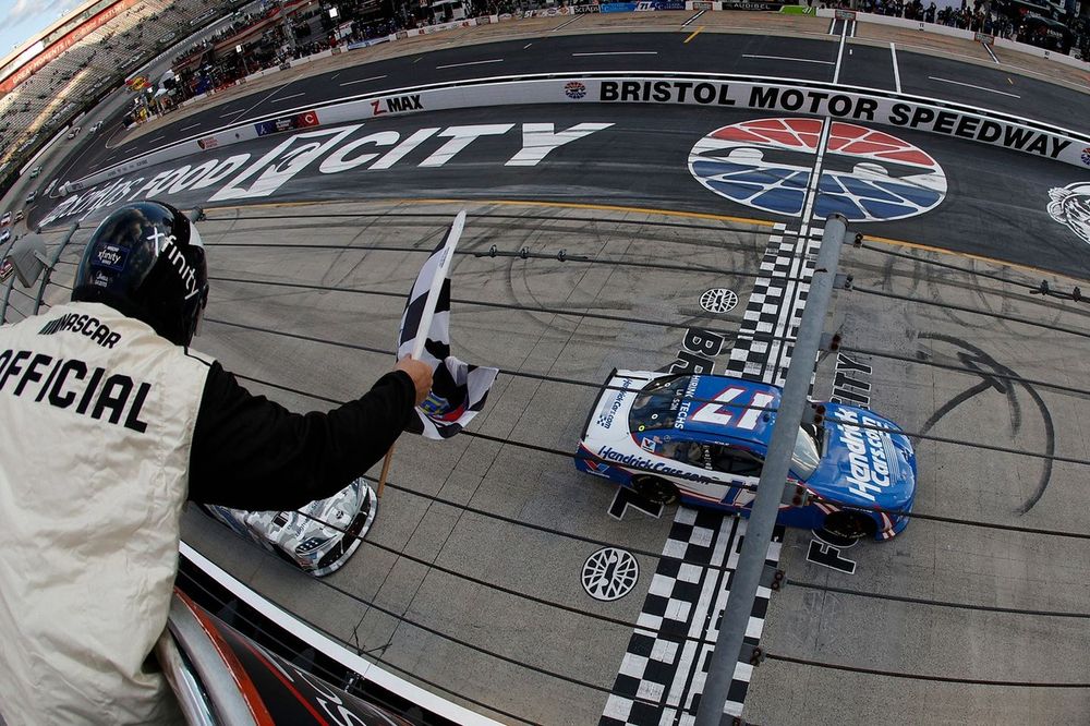 Kyle Larson scores dominant NASCAR Xfinity win at Bristol