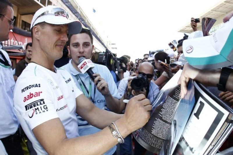 ¡Michael Schumacher firma un casco por una buena causa!