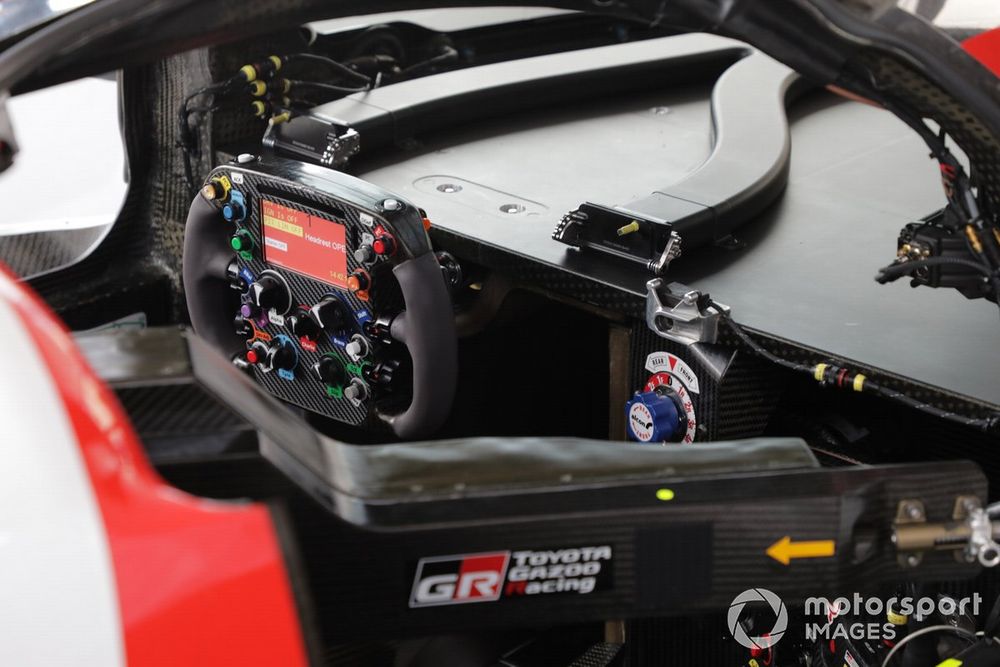 F1 | Alonso: "Le nuove tute e l'inno pre-gara peggiorano il caldo"