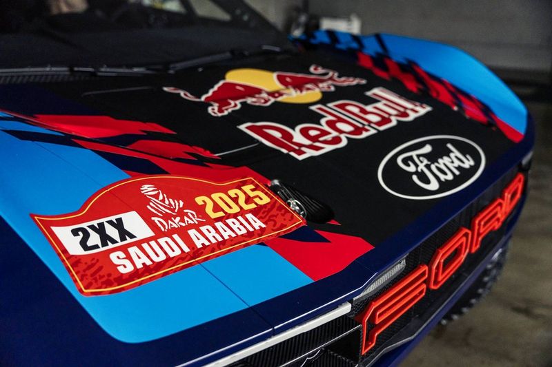 Ford presenta el nuevo Raptor de Sainz y Roma para el Dakar 2025