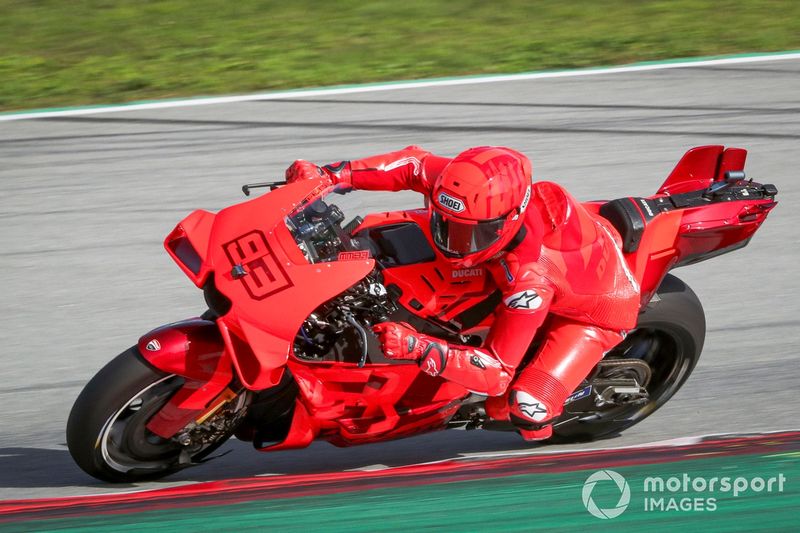 Marc Márquez inicia la era 'todo al rojo' en los test de Barcelona