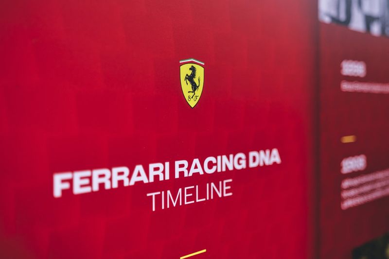 F1 | Ferrari celebra il suo DNA sportivo con due timeline nel box