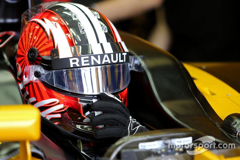 R.S.18 livery + Renault race suit + Hulk helmet = sick combo : r/formula1