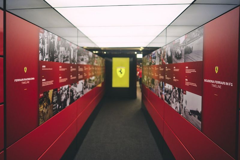 F1 | Ferrari celebra il suo DNA sportivo con due timeline nel box