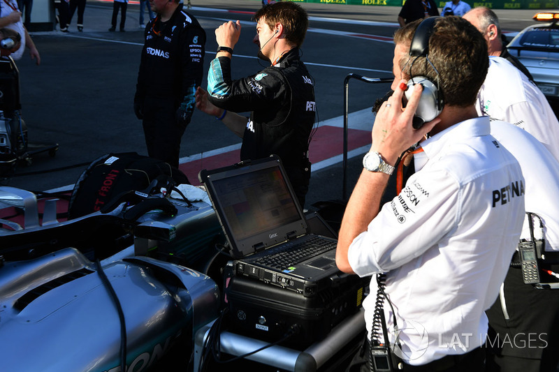 Mercedes AMG F1 engineers at Azerbaijan GP