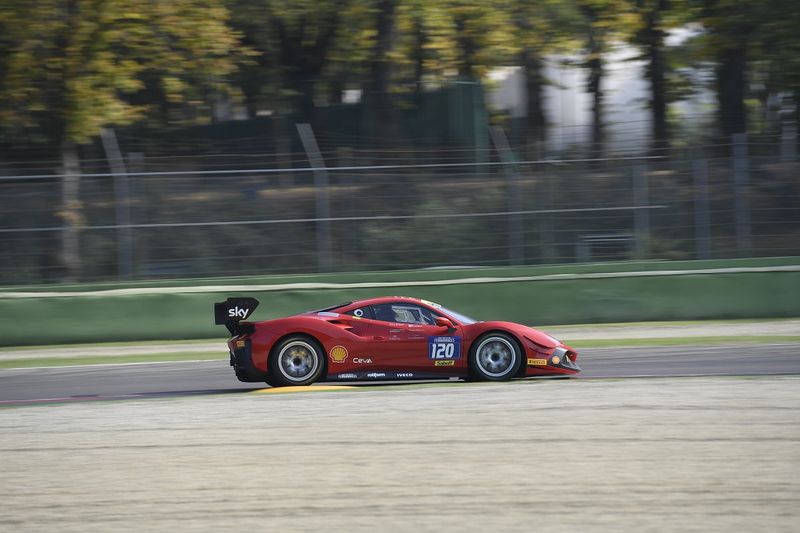 Photo Gallery Ferrari Challenge | The Friday brawl in Imola