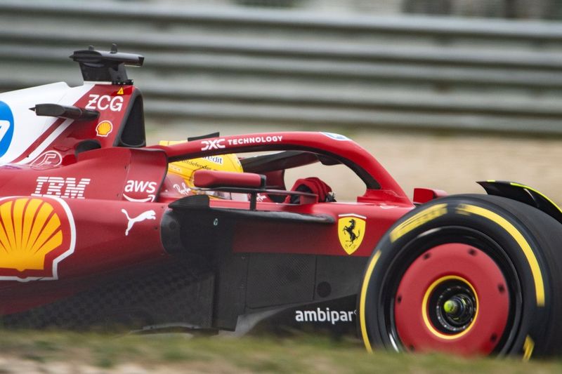Fotos y vídeo: el nuevo Ferrari SF-25 sale a pista