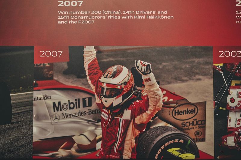 F1 | Ferrari celebra il suo DNA sportivo con due timeline nel box