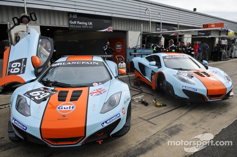 #69 Gulf Racing UK McLaren MP4-12C GT3: Roald Goethe, Jamie Campbell ...