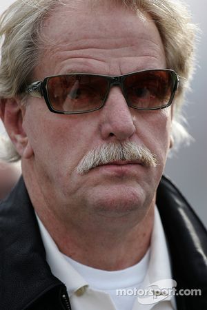 NASCAR Hall of Fame inductee Robert Yates dies at age 74