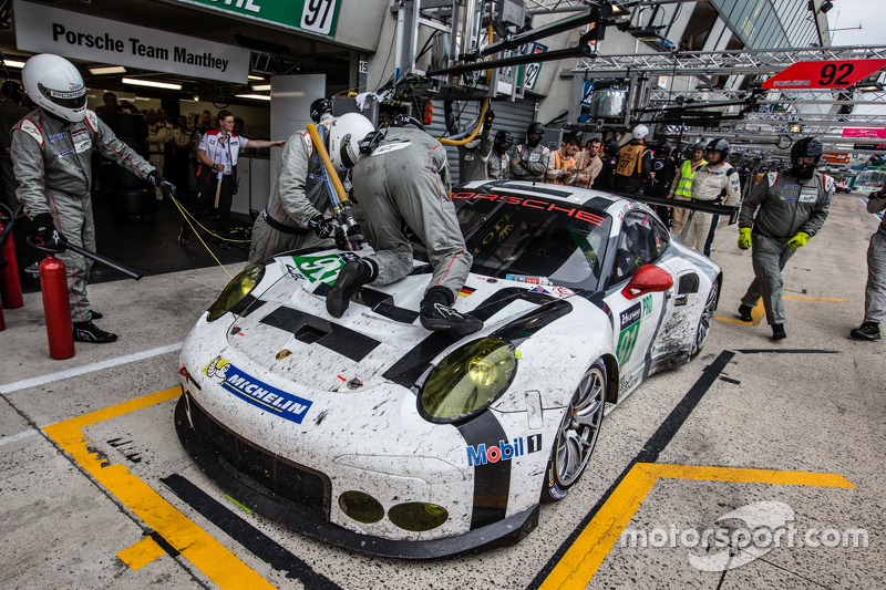Pit stop for #91 Porsche Team Manthey Porsche 911 RSR: Richard Lietz ...